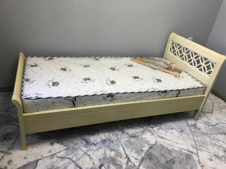 Кровать новая из твердой пароды массива