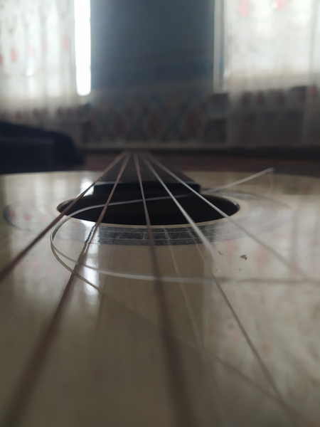 Gitara sotiladi aybi 1 ta simi uzilgan