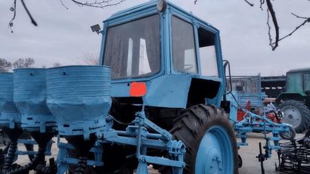 Traktor sotiladi