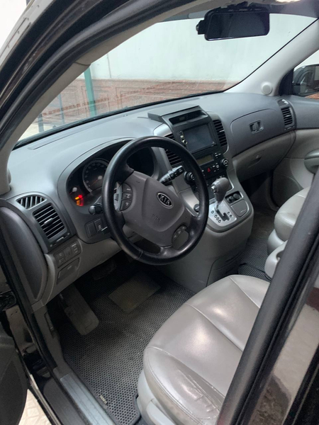 Модель машины Kia Carnival, корейская машина, дата выпуска 2008,