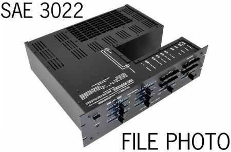 SAE-3022 U.S.A.и AKAI AM-U02
