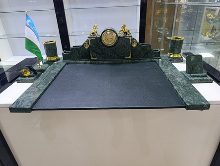 На столний набор из натурального камня