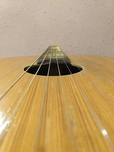 Orfeus gitara sotiladi.