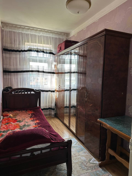 Продаём трехкомнатую в центре. Дархан