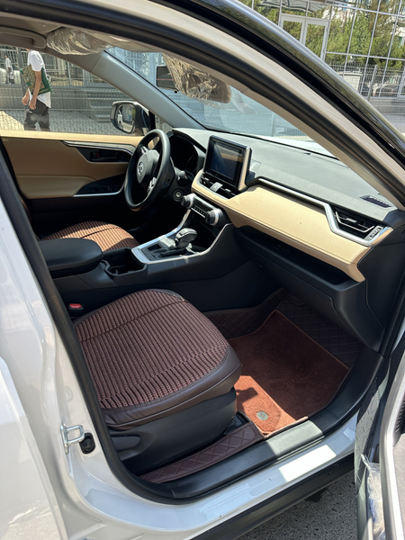 Автомобиль Toyota RAV 4