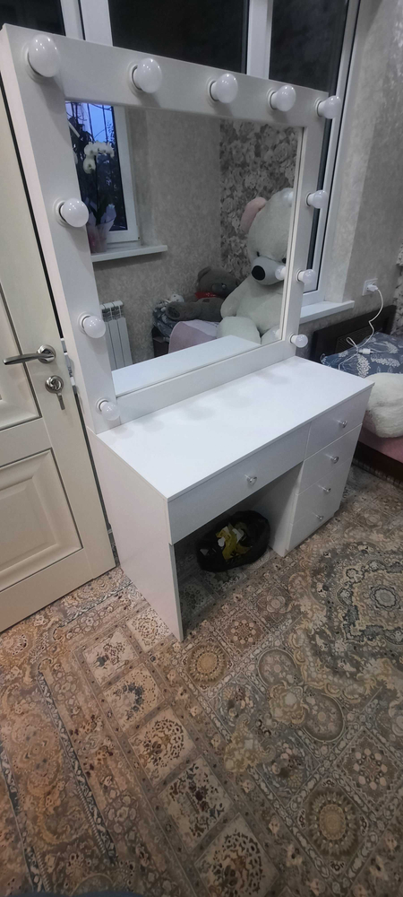 Дамский столик с лампами
