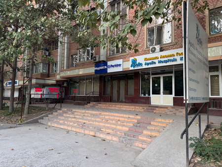 Сдам свой офис в аренду 160 кB м. Первый этаж вдоль главной дороги.
