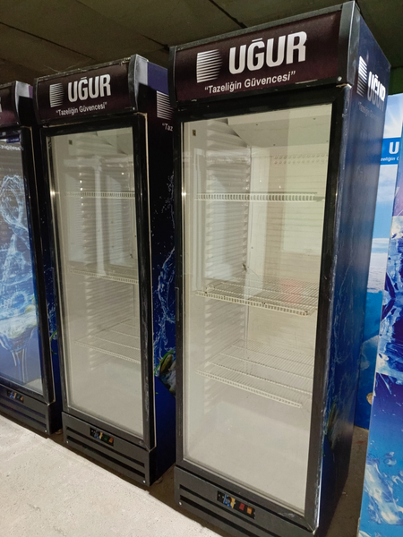 Продаю ветрина холодильники UGUR