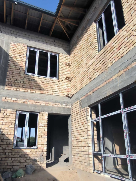 130711 рақамли уй майдони 220 м² бўлган ўз эгасини кутмоқда.