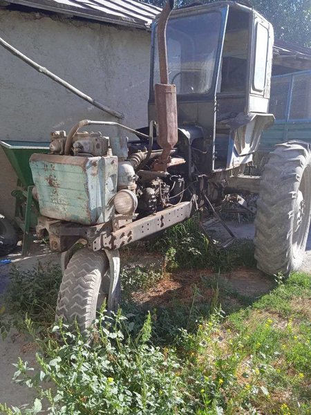 Traktor T28x4 xolati yaxshi