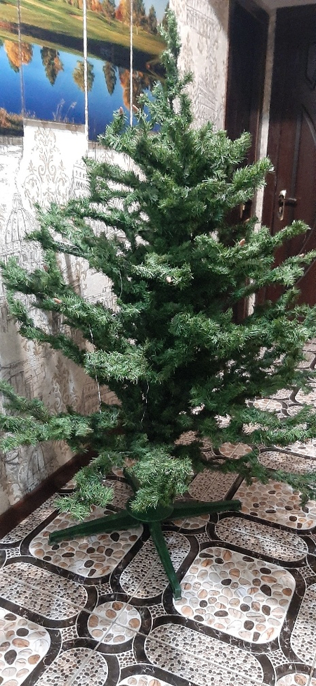 Продам елку,1 20  доставки нет, самовывоз