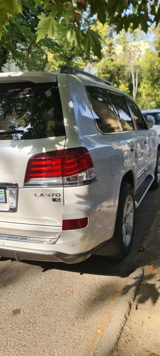 Lexus LX 570 . Белый на чёрном салоне.