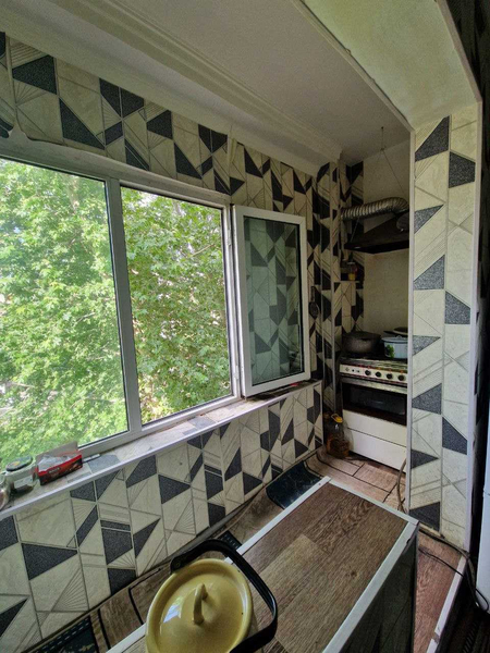 Чиланзар 20 срочно продам 2х комнатную 5 этаж