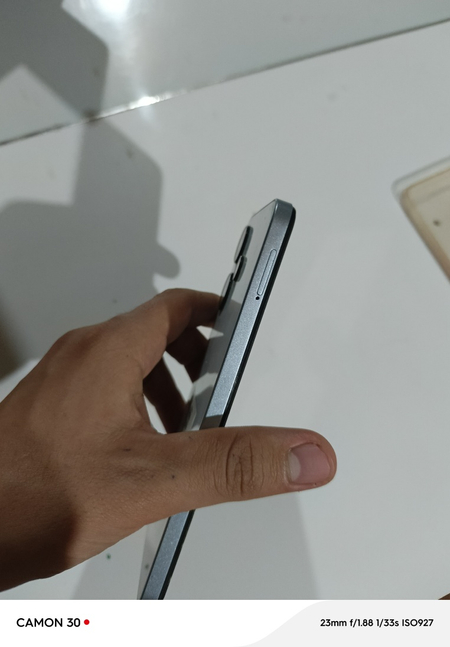 Telefon Infinix hot 30i.