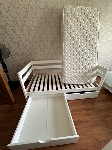 Продаю 2 детские кровати(с матрасами).каждая кровать по 3 млн