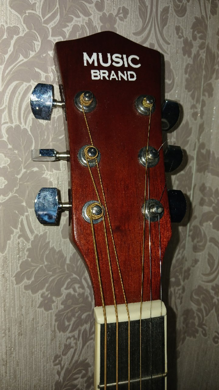 Akustik gitara 40 razmer. Xamma narsasi yangi ishlaydi...