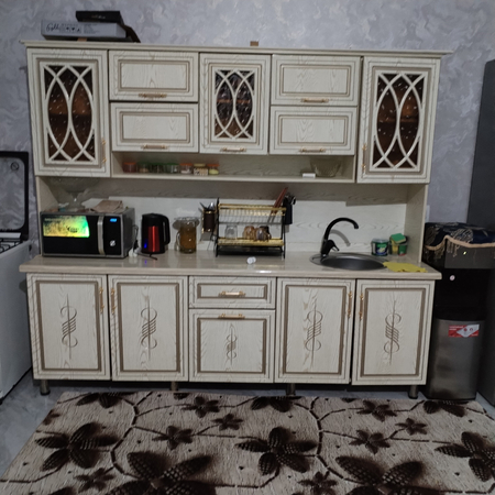 Срочно продаю кухнины  гарнитур новый почти полчивались месец