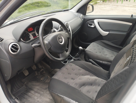 Lada largus cross