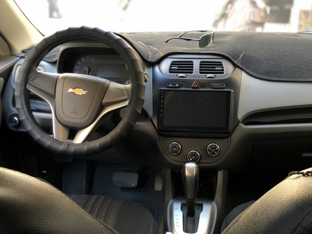 Bir qol moshina Chevrolet Cobalt