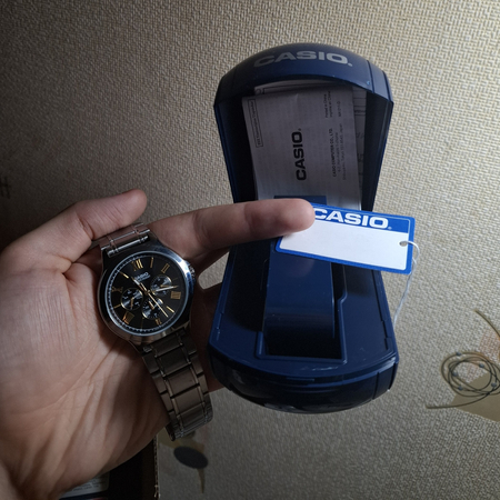 Мужские японские часы CASIO с небольшой царапиной на стекле