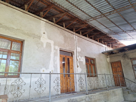 Hovli sotiladi ixcham koʻrkam