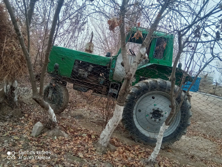 Traktor sotiladi.