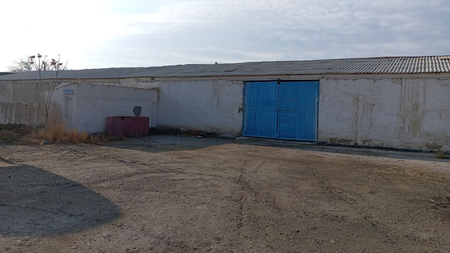 Шофирконда катта омборхона (склад) ерлари билан сотилади.