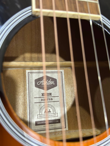 Ashton gitara satiladi