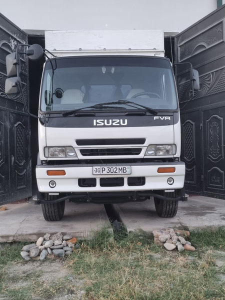 Izusu yuk mashinasi sotiladi