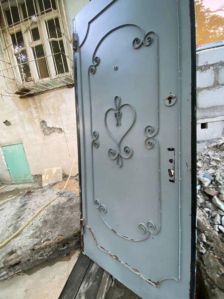 Темир эшик сотилади.