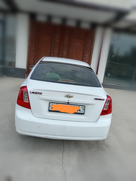 Lasetti 1.8 srochna sotiladi