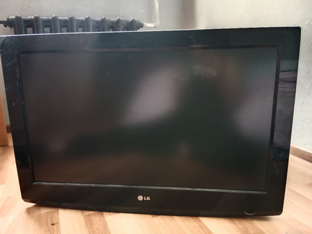 LG телевизор 2008 года продам срочно