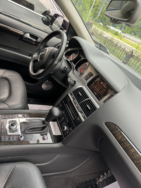 Audi q7sotiladi 2010yil kraska toza 28000$ narxi