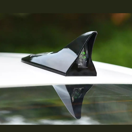 SHARK WING Moshinalar uchun quyosh nurida ishlaydi