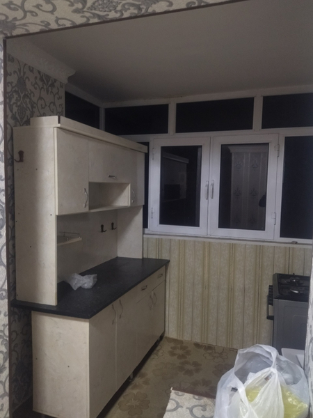 200$ 2 комнатная 3 этаж 4этажный дом адрес Атлас