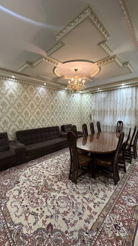 Продается с хорошим ремонтом 4-х ком возле Универсама