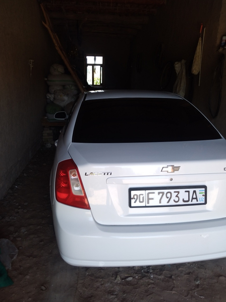 Lasetti 1.8 sotiladi