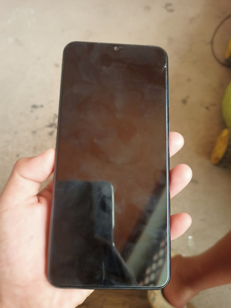 Samsung galaxy a04 4+2/64 holati yaxshi ekrani ozgina singan