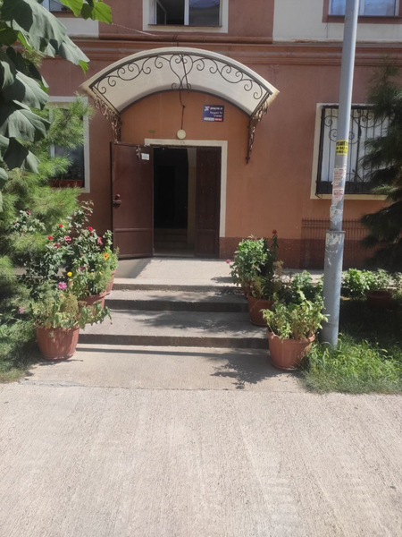 4 xonali kvartira sotiladi