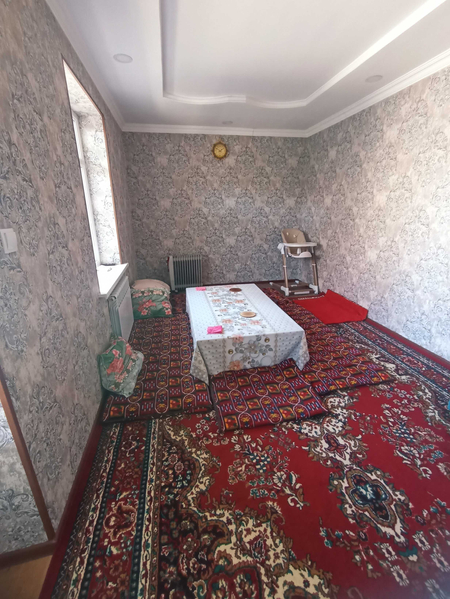 8 xonali Hovli sotiladi