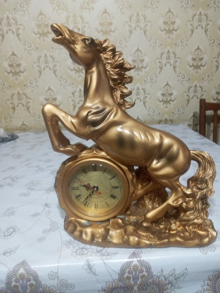 Часы золотой конь