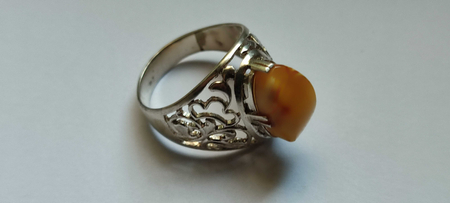 Новое серебряное кольцо с камнем ЯНТАРЬ разм.19,5