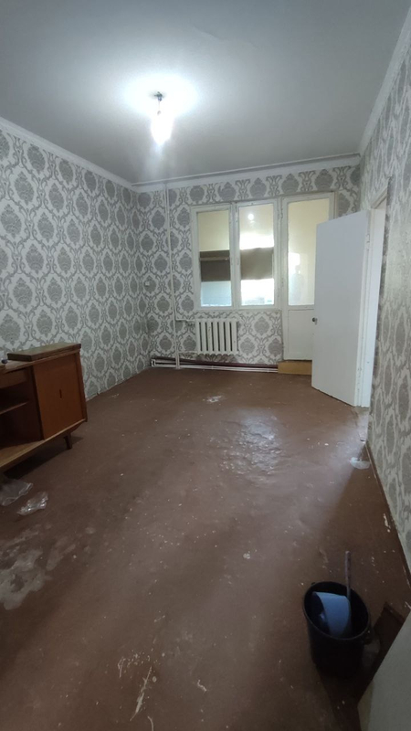Продаю 2 ком кв-ру  срочно на Авиасозлар-4,  метро 2 станции