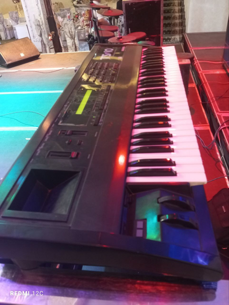 Ensoniq ts10 plus sotiladi xolati yaxshi xama joyi ishlidi aybi yoq