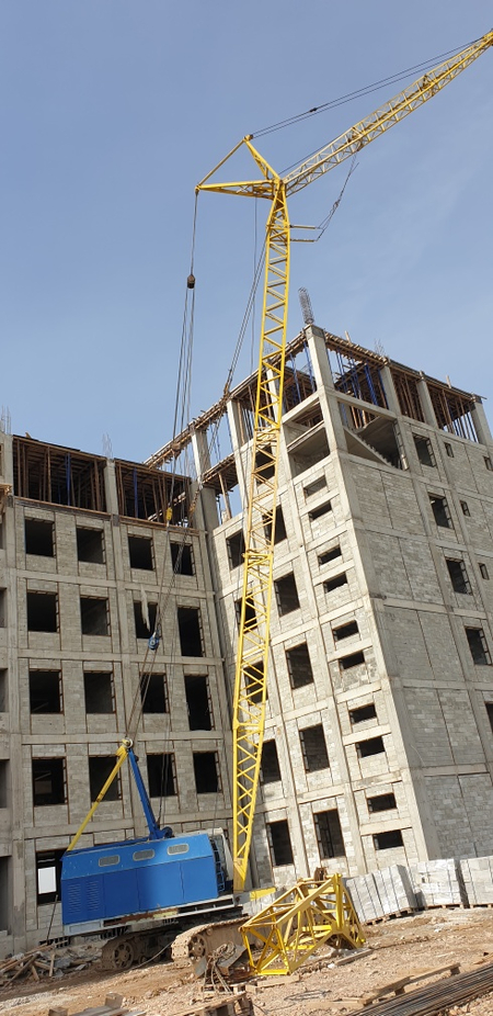 Продаётся гусеничный кран МКГ-25БР с длиной стрелой и большим гуськом.