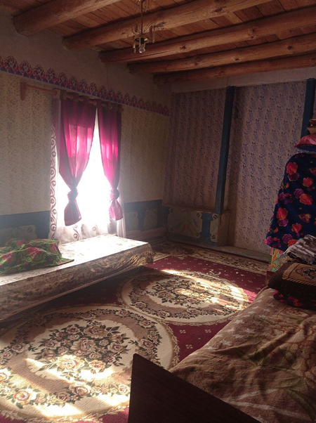 Uy sotiladi yashasa boʻladi suv bor gaz bor hammasi bor telefon qiling