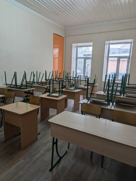 Продаётся б/у парты и стулья