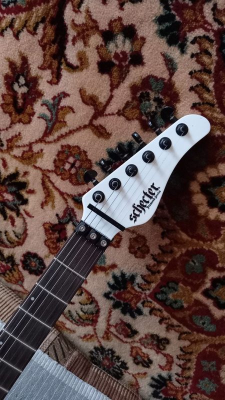 Продаю Электрогитарау 
Schecter Sun Valley Super Shredder FRS

Корпус