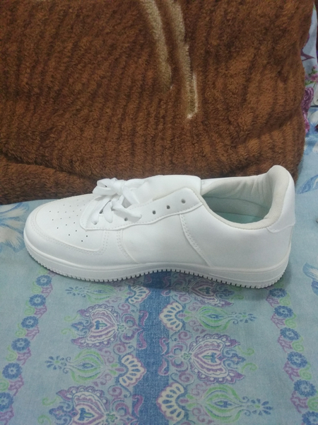 Новые кроссовки Nike белые