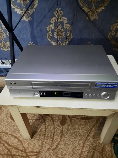 Продаю видиеоплеер JVC.
